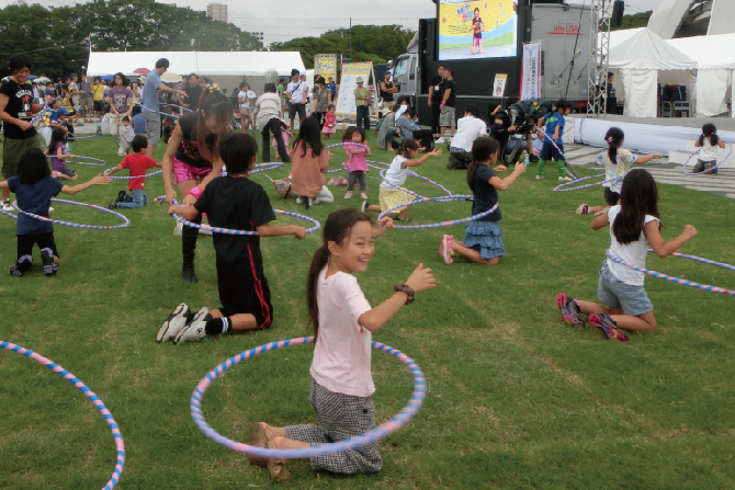 フラフープ体験|実施プログラム|susieスポフェス│東京都内各地でsusieと楽しむスポーツイベントを開催